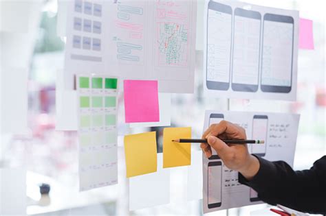 창조적인 Ux 디자이너 손 스케치 화면 Ui Ux가 모바일 응답 웹사이트 개발에 대 한의 사용자 경험에 대한 스톡 사진 및 기타 이미지 사용자 경험 디자인 전문가