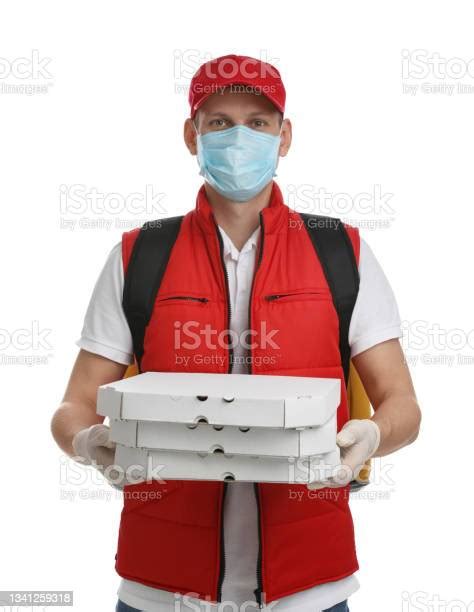 흰색 배경에 피자 상자를 들고 보호 마스크와 장갑에 택배 코로나바이러스 검역 중 음식 배달 서비스 35 39세에 대한 스톡 사진 및 기타 이미지 Istock