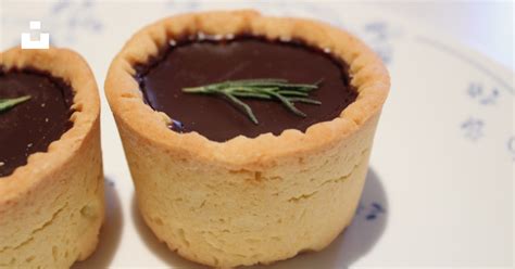 흰 접시 위에 앉아있는 두 개의 작은 케이크 사진 Unsplash의 무료 시다 이미지