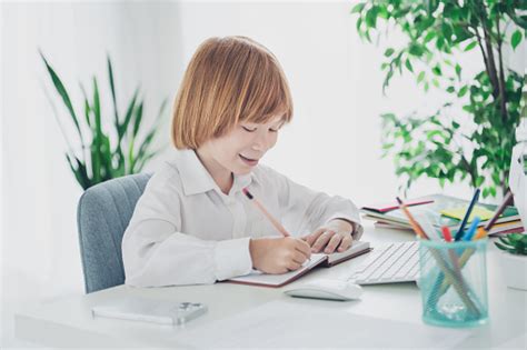 매력적인 영리한 똑똑한 학습자 앉아있는 의자 테이블 집에서 공부하는 사진 쓰기 펜 원격 교육 집 실내 6 7 살에 대한 스톡 사진 및 기타 이미지 Istock