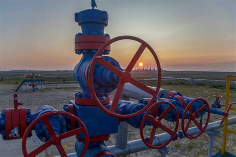 그룹 웰 헤드 및 밸브 뼈대 가스 밸브 고압가스 우물 밸브 뼈대와 우물 석유 및 가스 산업 개념 산업 현장 배경 격 조 수원