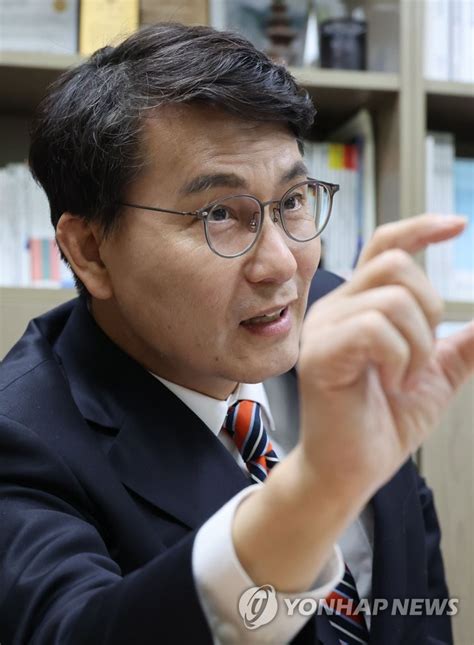연합뉴스와 인터뷰하는 윤상현 의원 연합뉴스