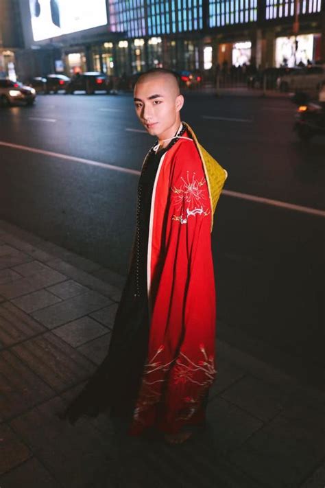 袈裟小和尚 袈裟背影 伤感说说吧