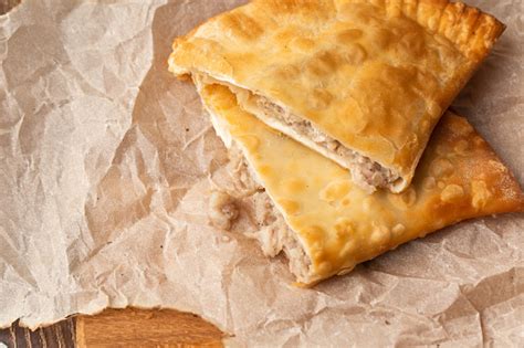 우즈벡 동부 타타르 요리 나무 판에 체부레크 Cheburek 고기와 함께 튀긴 파이 터키와 몽골의 전통 요리 패스티 엠파나다 0명에 대한 스톡 사진 및 기타 이미지 Istock