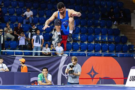 عکس علاقه کشتی گیر زن قهرمان جهان به پادشاه کشتی ایران تصویری که