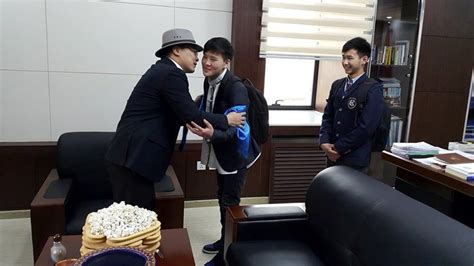 Дүүргийн ЕБС ийн ахлах ангийн сурагчдын төлөөлөл ИТХ ын даргатай золголт хийлээ