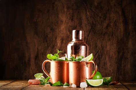 라임 얼음 생강 맥주 보드카 민트가 있는 구리 머그잔에 모스크바 뮬 칵테일 나무 배경 바 도구 부정적인 공간 Moscow Mule Cocktail에 대한 스톡 사진 및