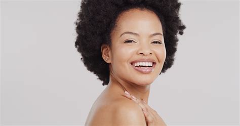 스킨케어 건강 인물 사진 및 아프리카 흑인 여성은 자연스러운 스튜디오 메이크업 고급 얼굴 화장품 및 미용 광채를 가지고 있습니다