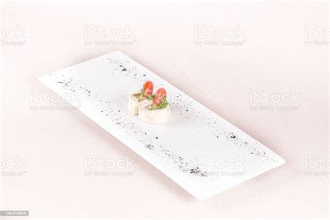 피타 빵 롤 크림 치즈 햄 및 녹색 야채 토마토와 녹색 잎 장식으로 신선한 전채 흰색 접시 밝은 배경 절연에 배치 건강한 생활