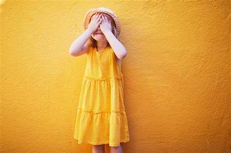 노란 드레스와 노란 벽에 포즈를 취하는 밀짚 모자를 쓴 쾌활한 3세 소녀 소녀에 대한 스톡 사진 및 기타 이미지 소녀 아기 여자 아기 Istock