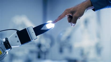 미래 지향적인 디자인을 위한 인더스트리 40 공장에서 손과 로봇 팔을 사용한 창조 혁신 또는 기술 창고 생산을 위해 인간과 기계가 협력하는 로봇 공학 자동화 또는 Ai 35