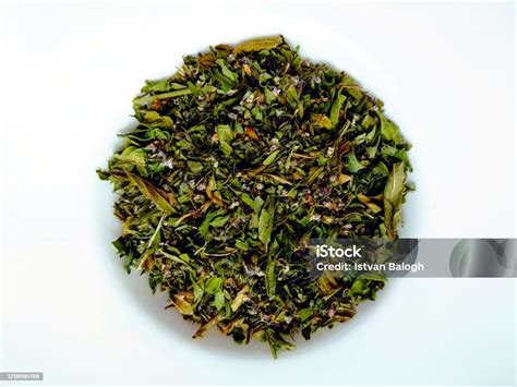 흰색 접시에 녹색 건조 고립 된 페퍼민트 잎 차 성분 허브와 동종 요법 개념 인기있는 아로마 허브와 향수 0명에 대한 스톡 사진 및 기타 이미지 Istock