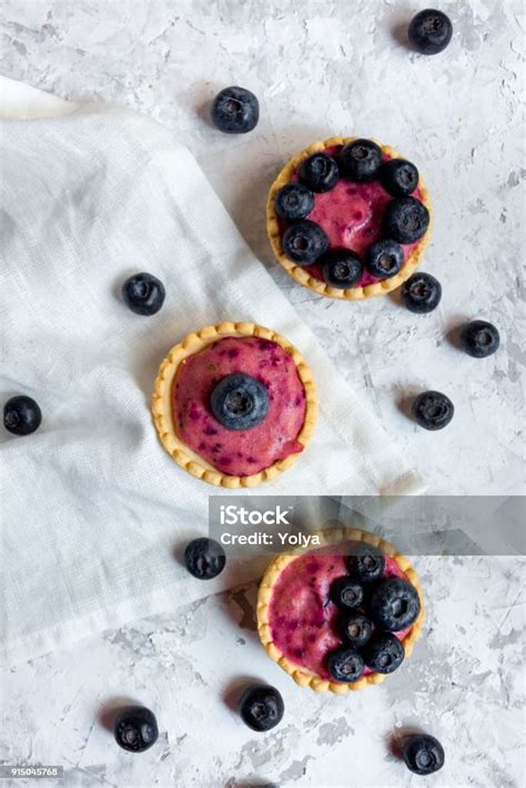 달콤한 미니 Tartlets 화이트에 딸기와 크림의 오버 헤드 정 배경 질감 블루베리와 간단한 디저트 간식 레시피입니다 여름 음식 개념입니다 0명에 대한 스톡 사진 및 기타