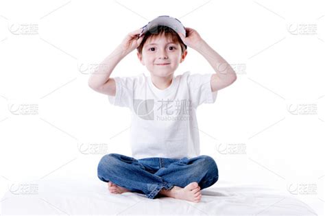 男孩棒球帽真实的人白色人种正面视角留白四肢水平画幅注视镜头白人