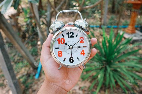 把闹钟设为晚上10点，表示工作到很晚