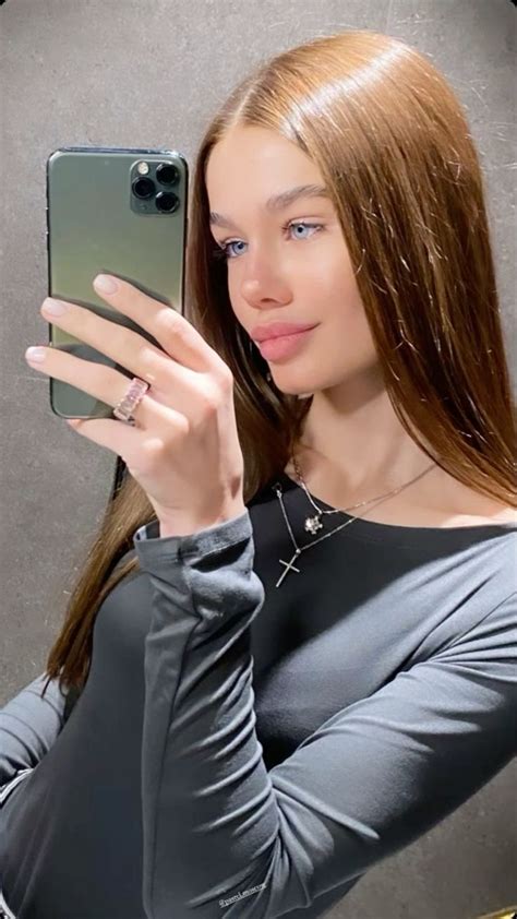 Russian Girl Beautiful Uliana Medvedyuk Capelli Lunghi Balayage