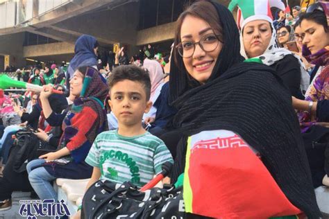 خبرآنلاین عکس مادر و پسر روی سکوهای استادیوم آزادی