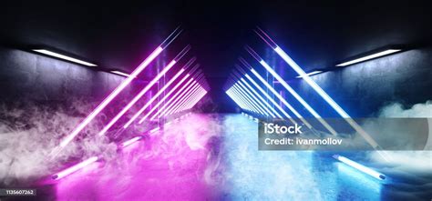 연기 배경 공상 과학 소설 삼각형 미래 외계인 우주선 댄스 무대 빛나는 보라색 핑크 블루 자외선 형광 레이저 Led 조명 그런 지 어두운 콘크리트 반사 3d 렌더링 0명에