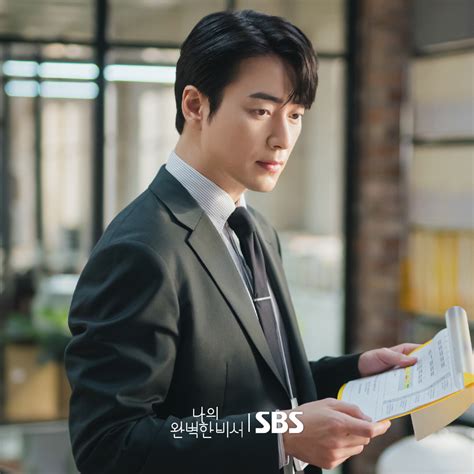 Han Ji Min Tries To Figure Out If Her Encounter With Lee Jun Hyuk Was A