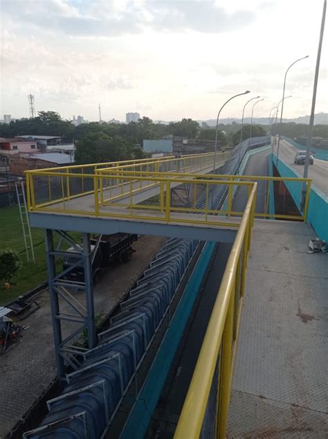 Obra Da Passarela De Pedestres Anexa à Avenida Radial Leste Em Volta