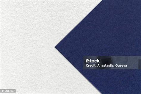 종이 흰색 배경의 질감 네이비 블루 화살표가있는 절반 두 가지 색상 매크로 조밀 한 공예 판지의 구조 0명에 대한 스톡 사진 및 기타 이미지 Istock