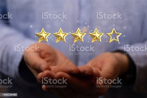 리뷰 아이콘의 3d 렌더링 및 사람의 손 위에 떠 있는 피드백을 보여주는 등급 별 3차원 형태에 대한 스톡 사진 및 기타 이미지 3차원 형태 감탄 고급 Istock
