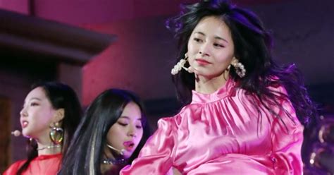 [포토] 쯔위 눈부신 각선미 요정