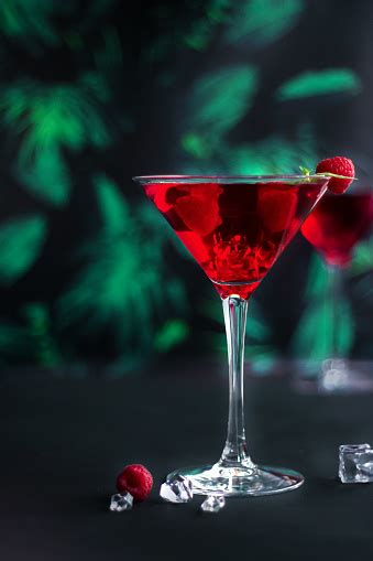 열대 배경에 마티니 유리에 빨간 알코올 라즈베리 칵테일 선택적 초점 포스터에 대한 스톡 사진 및 기타 이미지 포스터 건강관리와 의술 과일 Istock
