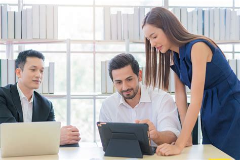 현대 사무실에서 노트북 컴퓨터를 사용하여 함께 일하는 팀 비즈니스와 함께 일하는 사업가 및 비서 가정 개념에서 라이프 스타일