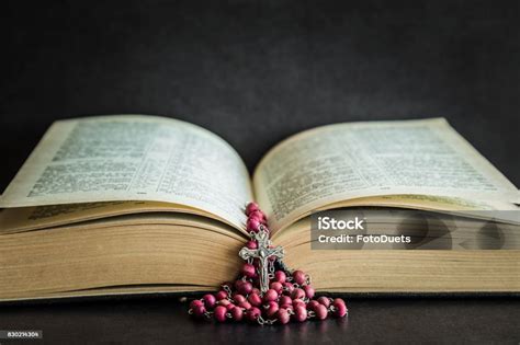 열린된 성경으로 교차 하는 조용 하 고 어두운 분위기에서 일요일에 기도 시간입니다 7대 죄악에 대한 스톡 사진 및 기타 이미지 7대 죄악 감사 개념 Istock