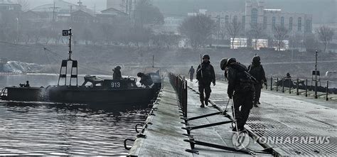 육군 2공병여단 부교 도하 훈련 연합뉴스