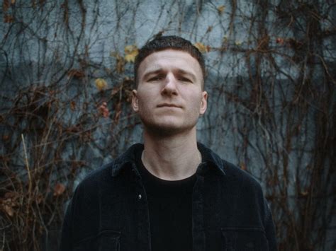 Виконавець Dovi випускає нову пісню “Капюшонами” МУЗВАР