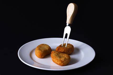 너겟 어두운 배경에 흰색 접시에 파삭 파삭 한 빵가루에 닭 가슴살 필레 얕은 피사계 심도 고기에 대한 스톡 사진 및 기타 이미지 Istock