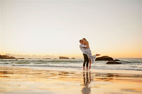 사랑 해변 일몰 바다 커플은 포옹하고 키스하고 하늘 모형과 함께 낭만적인 시간을 즐길 수 있습니다 자유 평화 결혼 날짜 및 유대감 바다 여자 남자 또는 브라질 휴가 휴가에