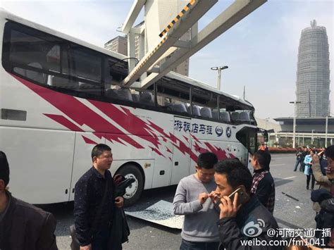 河南一大巴撞上限高杆车身被穿 多人受伤组图 国际在线