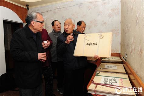 诸暨八旬老人30年收藏2万余份报纸 穿越时空看历届两会 手机浙江网