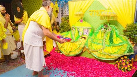 क्या मंदिर में तुलसी फूल प्रसाद पर पैर पड़ जाने से पुण्य हो जाते हैं नष्ट प्रेमानंद महाराज ने