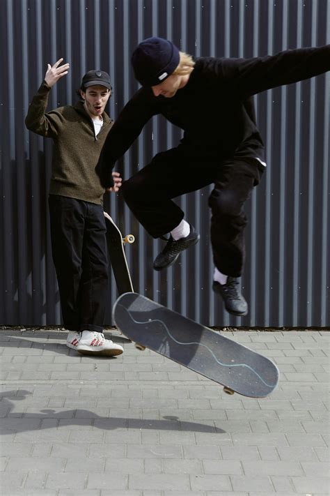 기술 남자 수직 쐈어 스케이트 보드 트릭 스케이트 타는 사람 스케이트보드 스케이트보딩 점프하는에 관한 무료 스톡 사진