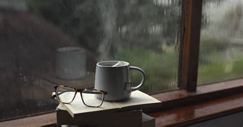 가을 기분 고요한 김이 나는 내성 더미 독서하는 뜨거운 차 레저 만족 맨 위에 머그 목업 목조 테이블 무더기 물을 튀기는 비 비 내리는 비가