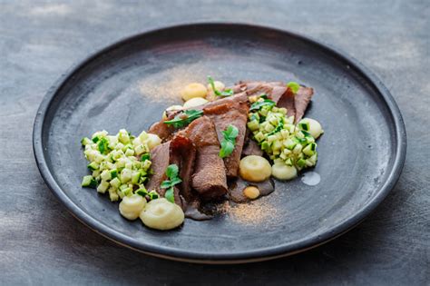 셀러리 퓌레와 호박을 곁들인 얇게 썬 쇠고기 필레 카피 스페이스 수비드에 대한 스톡 사진 및 기타 이미지 수비드 0명 Cyclocybe Aegerita Istock