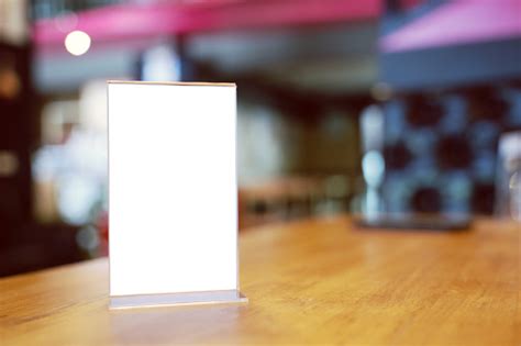 바 레스토랑 카페의 나무 테이블에 서있는 메뉴 프레임을 모의 텍스트 공간 공란에 대한 스톡 사진 및 기타 이미지 공란 디자인 레스토랑 Istock