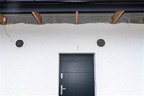 열 회수와 기계적 환기를위한 단일 패밀리 하우스의 벽에 공기 흡입 및 배기 메쉬금속 그릴로 고정 0명에 대한 스톡 사진 및 기타