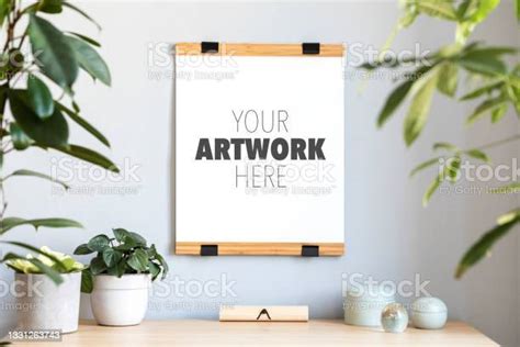 다른 힙스터와 디자인 냄비에 아름다운 식물과 대나무 테이블에 모의 사진 프레임스칸디나비아 객실 인테리어 회색 벽 현대적이고 꽃에 꽃 개념 템플렛 0명에 대한 스톡 사진 및