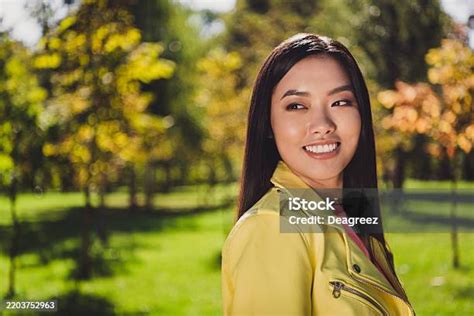매력적인 긍정적 인 여자의 프로필 사진은 멀리 관심을 보이고 기분이 좋아 노란색을 입고 밖에 있습니다 20 24세에 대한 스톡 사진 및 기타 이미지 Istock