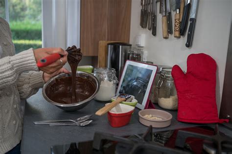 유리 그릇 집 만든된 음식 개념에 재료를 추가 하는 초콜릿 케이크를 요리 하는 여자의 손에 닫기 가정 생활에 대한 스톡 사진 및 기타 이미지 Istock