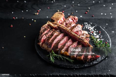 쇠고기 T뼈 스테이크 또는 숙성 와규 포터 하우스 구운 쇠고기 스테이크 블랙 테이블에 희귀 미국 육류 레스토랑 메뉴 조리법 텍스트 장소 고기에 대한 스톡 사진 및 기타