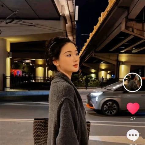 许绍雄在广州，和女儿一起逛街，吃了鸡爪和肠粉，非常接地气生活凤爪网友