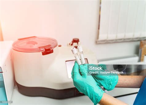 원심 분리기에서 혈장 혈액 샘플 준비 현대 실험실의 생화학 기술 Stem 주제에 대한 스톡 사진 및 기타 이미지 Stem 주제 건강관리와 의술 과학 Istock