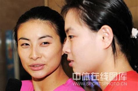 图 郭晶晶和吴敏霞获赠剪纸作品 搜狐体育