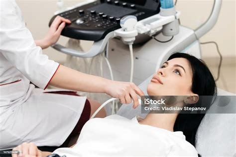 현대 진단 클리닉의 의사는 초음파 기계에서 젊은 매력적인 여성 환자의 갑상선을 검사합니다 갑상선암 예방 갑상샘에 대한 스톡 사진 및 기타 이미지 Istock